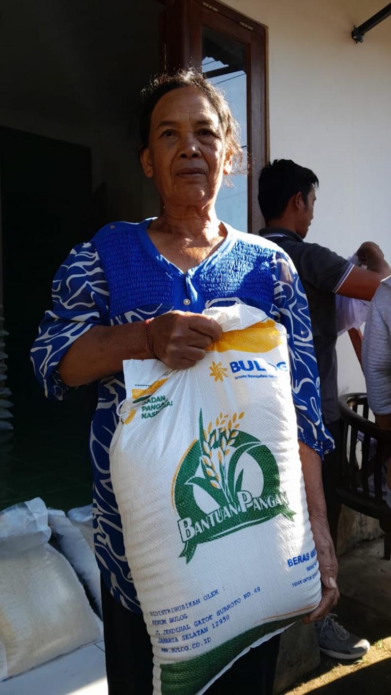 PEMBAGIAN BERAS - Website Desa Gesing